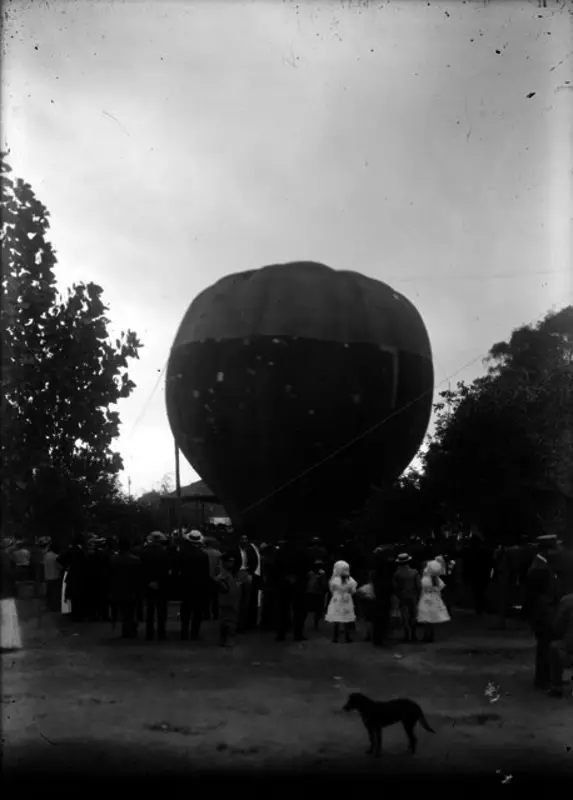 Wann a Mexiko Puppis goufen duerch Fallschierm aus Loftballone lancéiert 35311_2