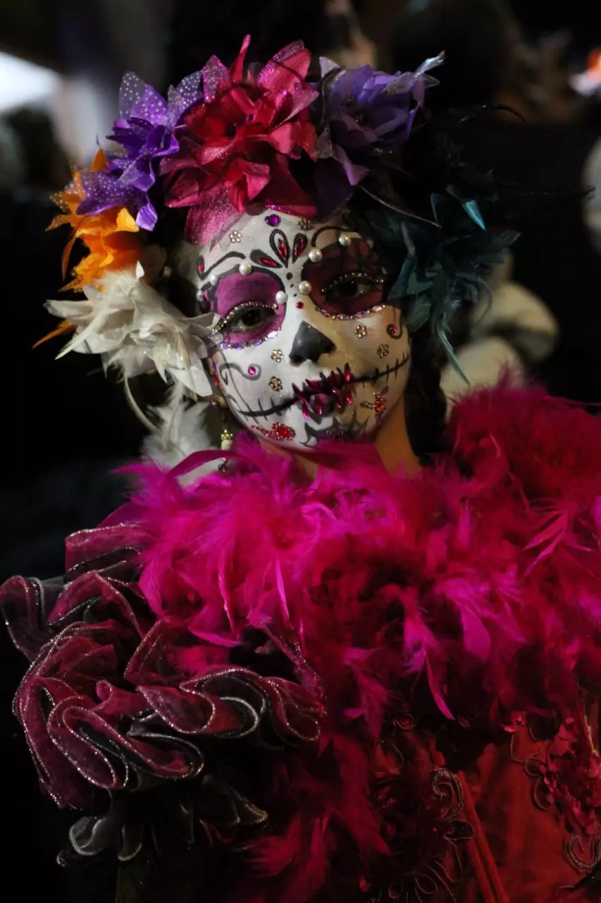 stúlka í Catrina skrúðgöngunni í San Miguel de Allende