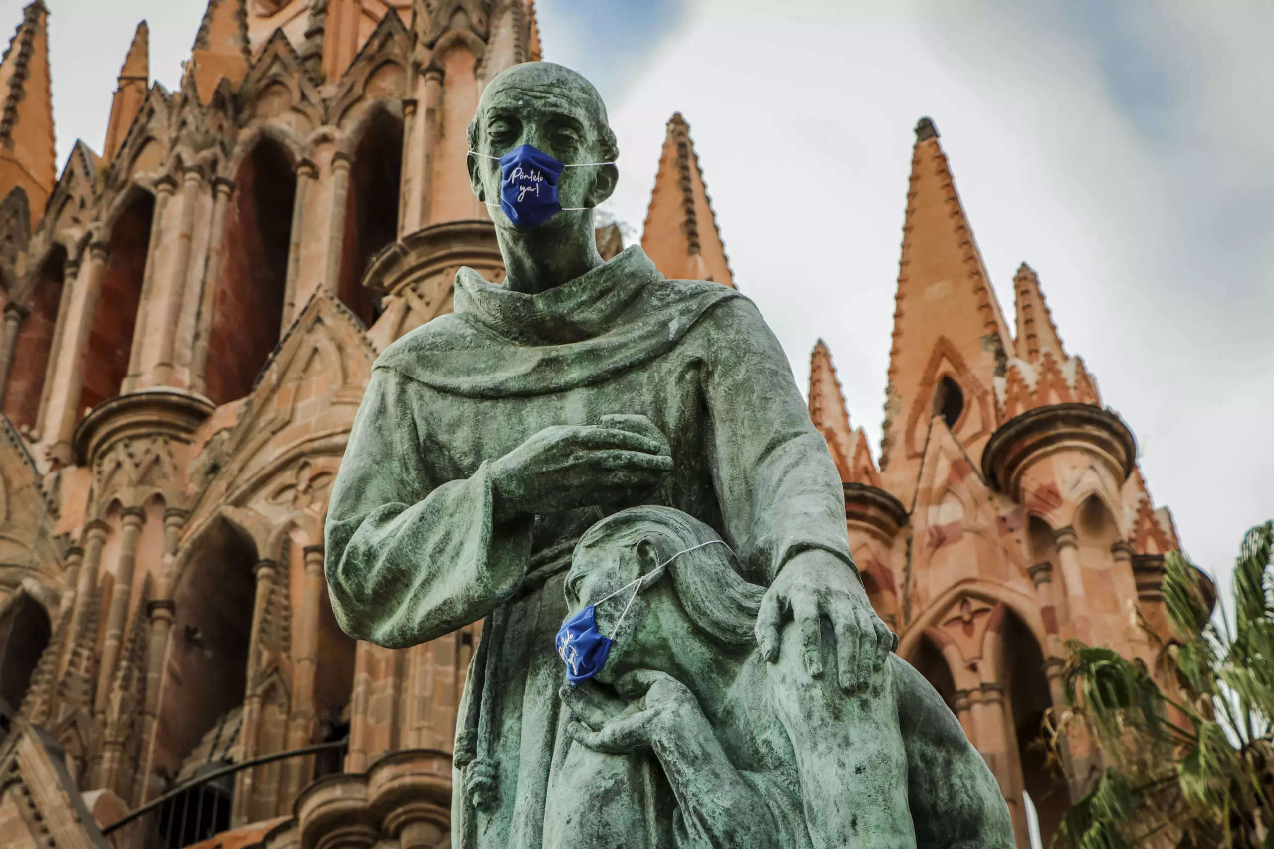 Statuen mit Gesichtsmasken-31