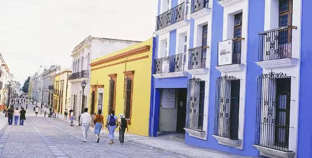 street_macedonio_alcala_historic_center_oaxaca