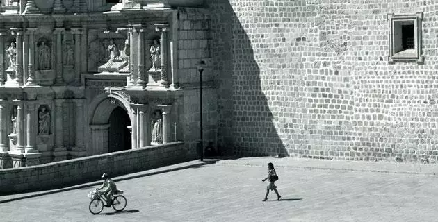 woman_walking_ex_convent_santo_domingo_oaxaca