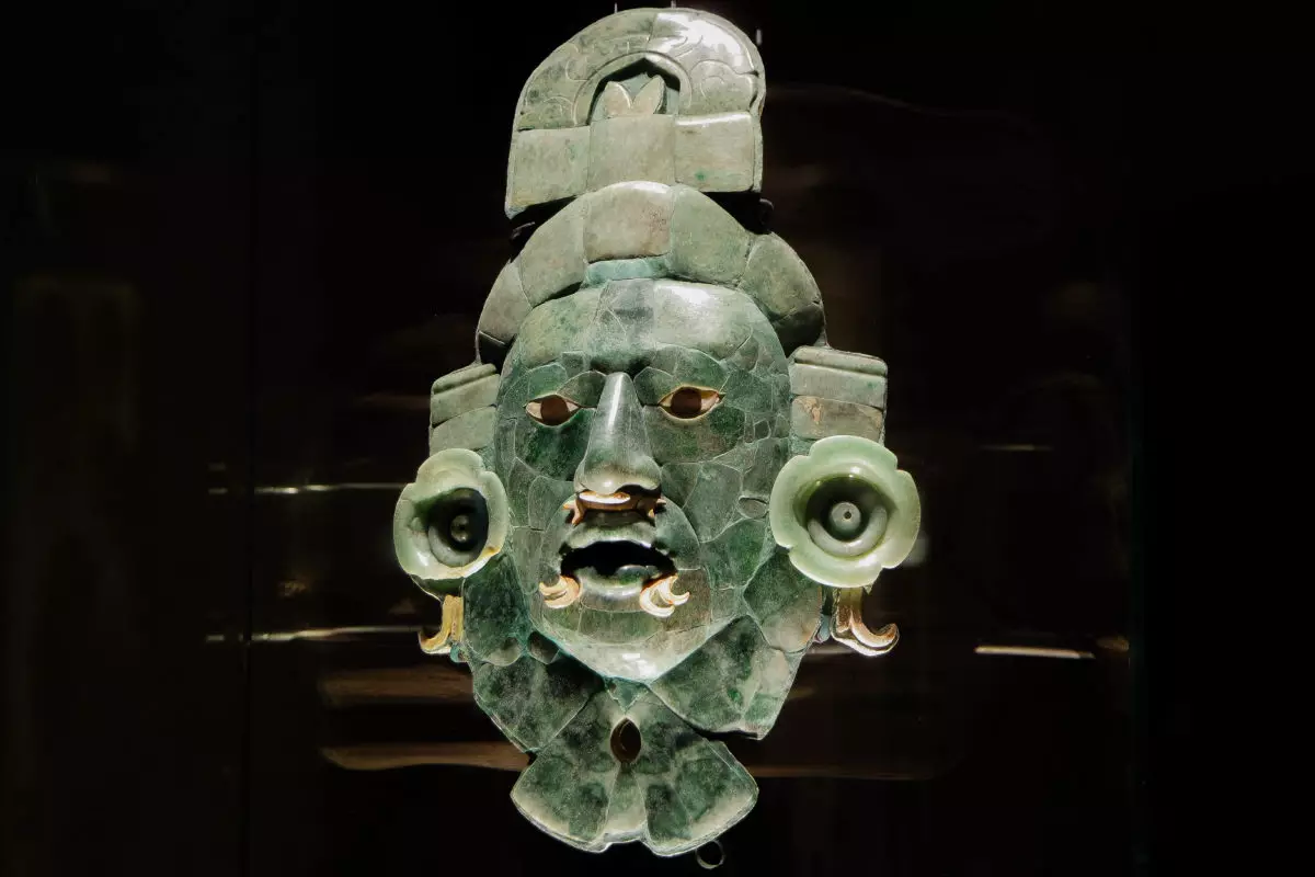 Jade, den dekorative Fiels vun de Maya Herrscher