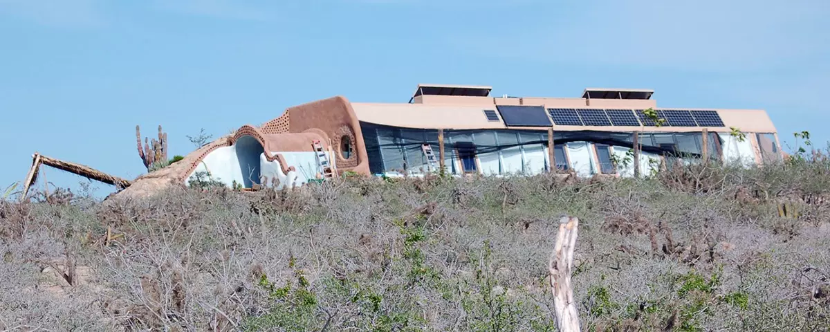 Todos Santos'taki toprak gemisi, fifu geri dönüştürülebilir malzemelerden yapılmış ev