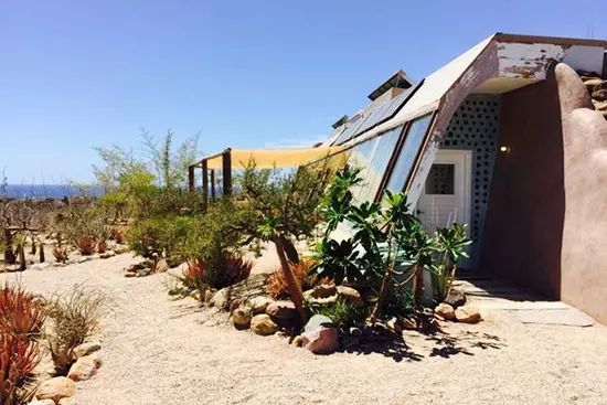 Todos Santos ရှိ Earthship၊ ပြန်လည်အသုံးပြုနိုင်သောပစ္စည်းများဖြင့်ပြုလုပ်ထားသောအိမ် 39155_2