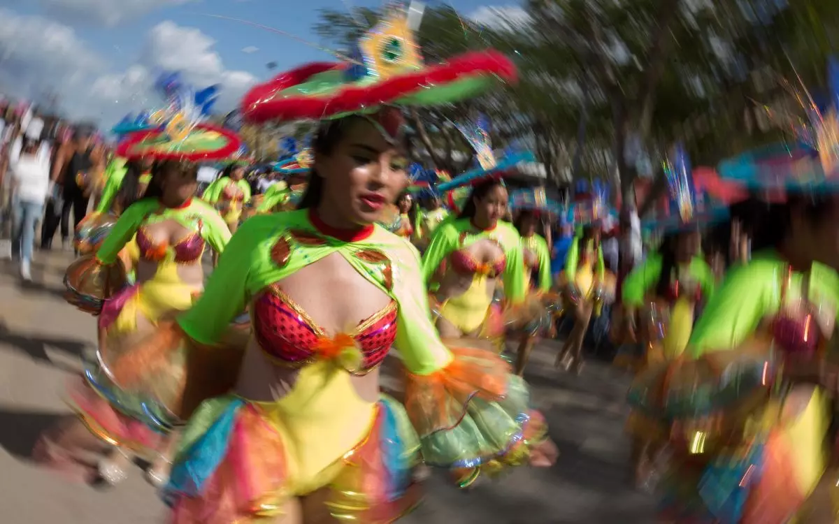 Turnesol multicolor, așa a strălucit carnavalul