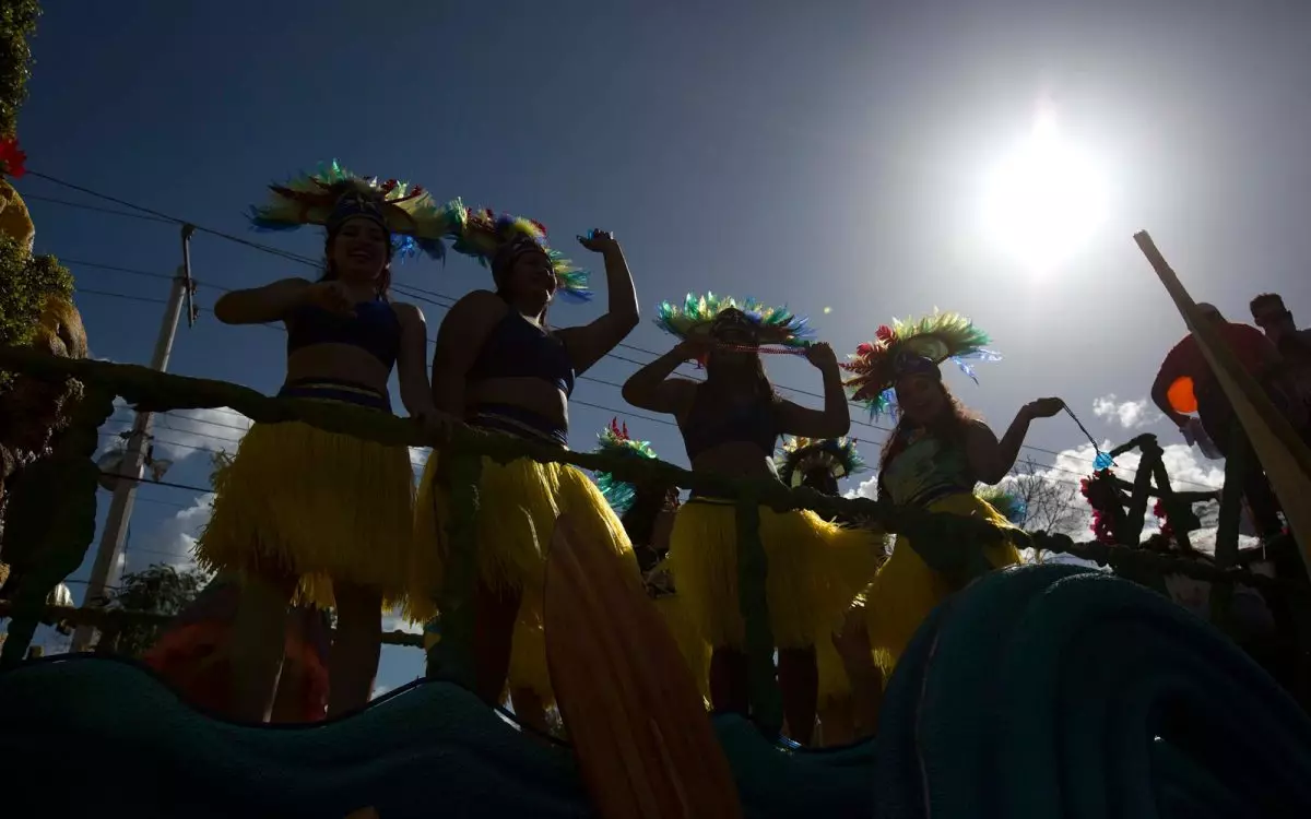 Srengenge timbal nyekseni tarian ing Pertempuran Kembang ing Mérida