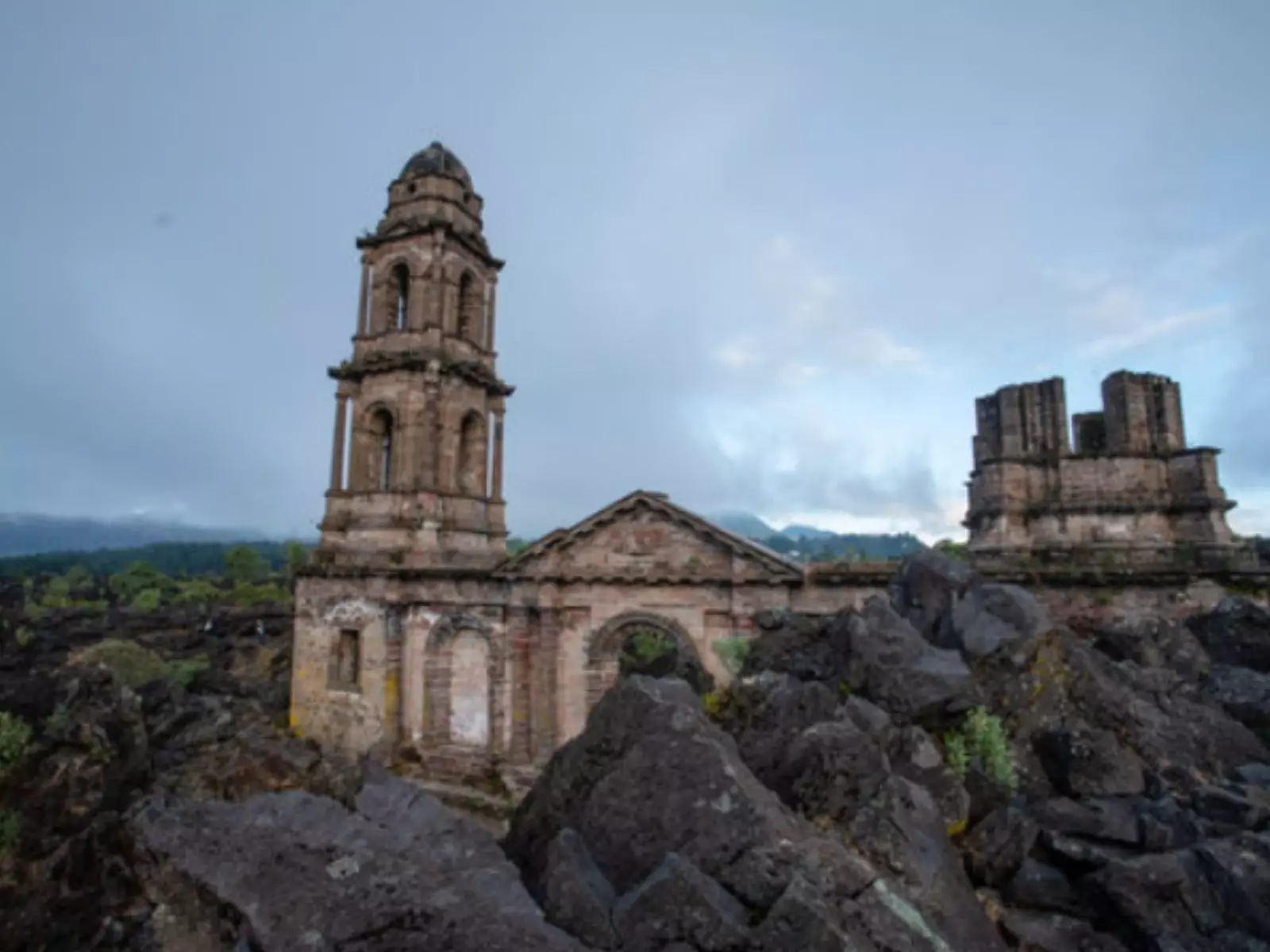 Pôvod parangaricutirimicuaro a lávou ponorený kostol San Juan de Parangaricutiro, Michoacán