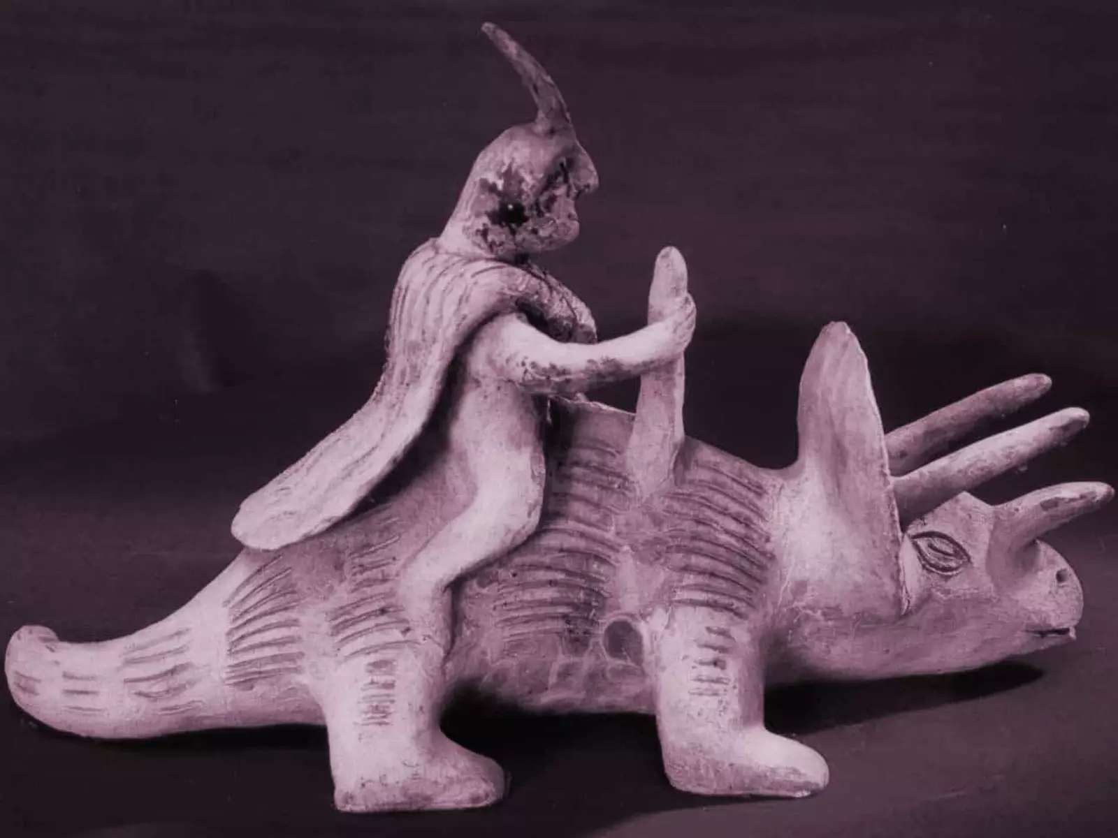 Awọn ara Jamani ti o unearthed figurines ti awọn ọkunrin gùn dinosaurs ni Mexico