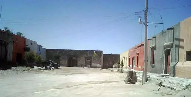 Cruces ati ẹgbẹ rẹ ni San José (San Luis Potosí) fifu