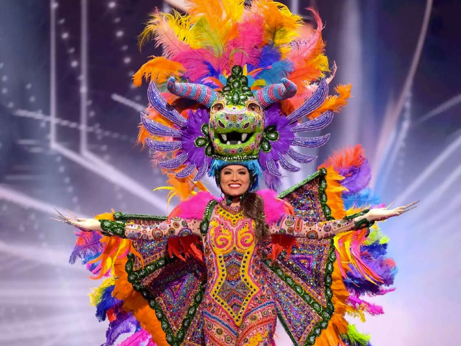 Alebrije yang dikenakan oleh Miss Universe 2021 dirancang oleh Oaxacan Avelino Roque