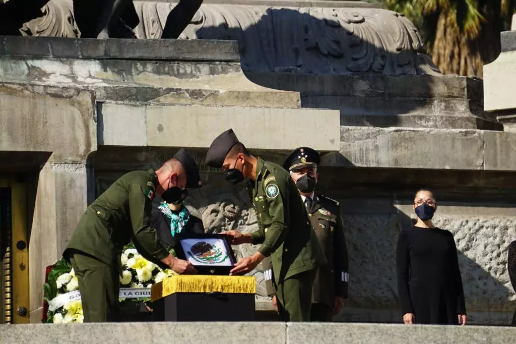 Ils rendent hommage à Francisco Xavier Mina ; est enterré dans l'Ange de l'Indépendance