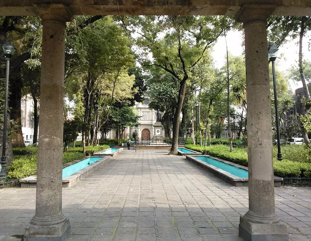 Plaza de San Fernando, cihekî ji bo hezkiriyên pirtûkan