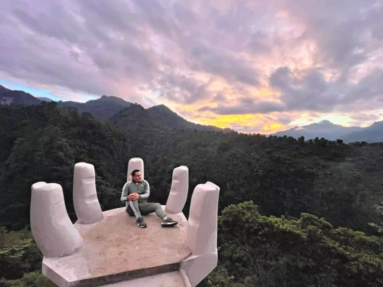 3 hand-shaped tourist viewpoints float over Mexico