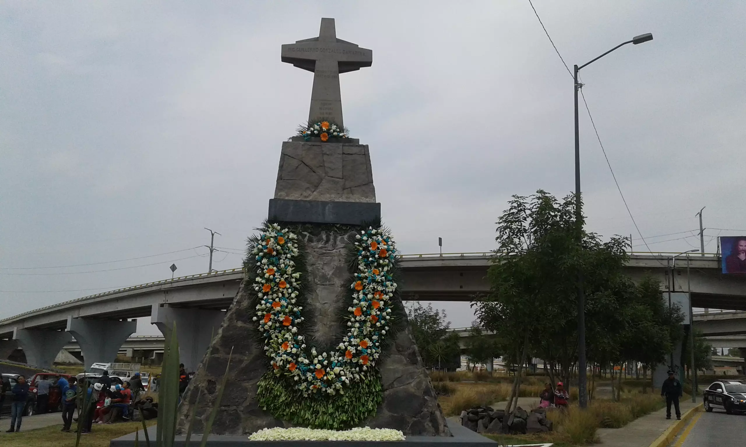 La creu, monument funerari que honra la memòria de Guillermo González Camarena