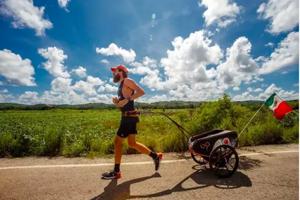 Ang German nga "Forrest Gump" milibot sa Mexico gikan sa Tijuana ngadto sa Cancun