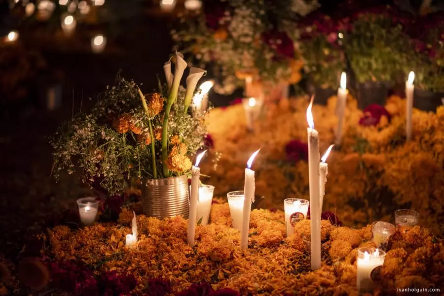 velas que iluminam os mortos nos cemitérios