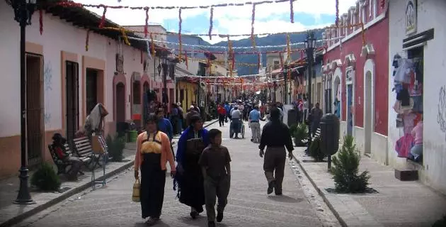 Comharsanachtaí San Cristóbal de Las Casas. Mósáic de chultúir fifu