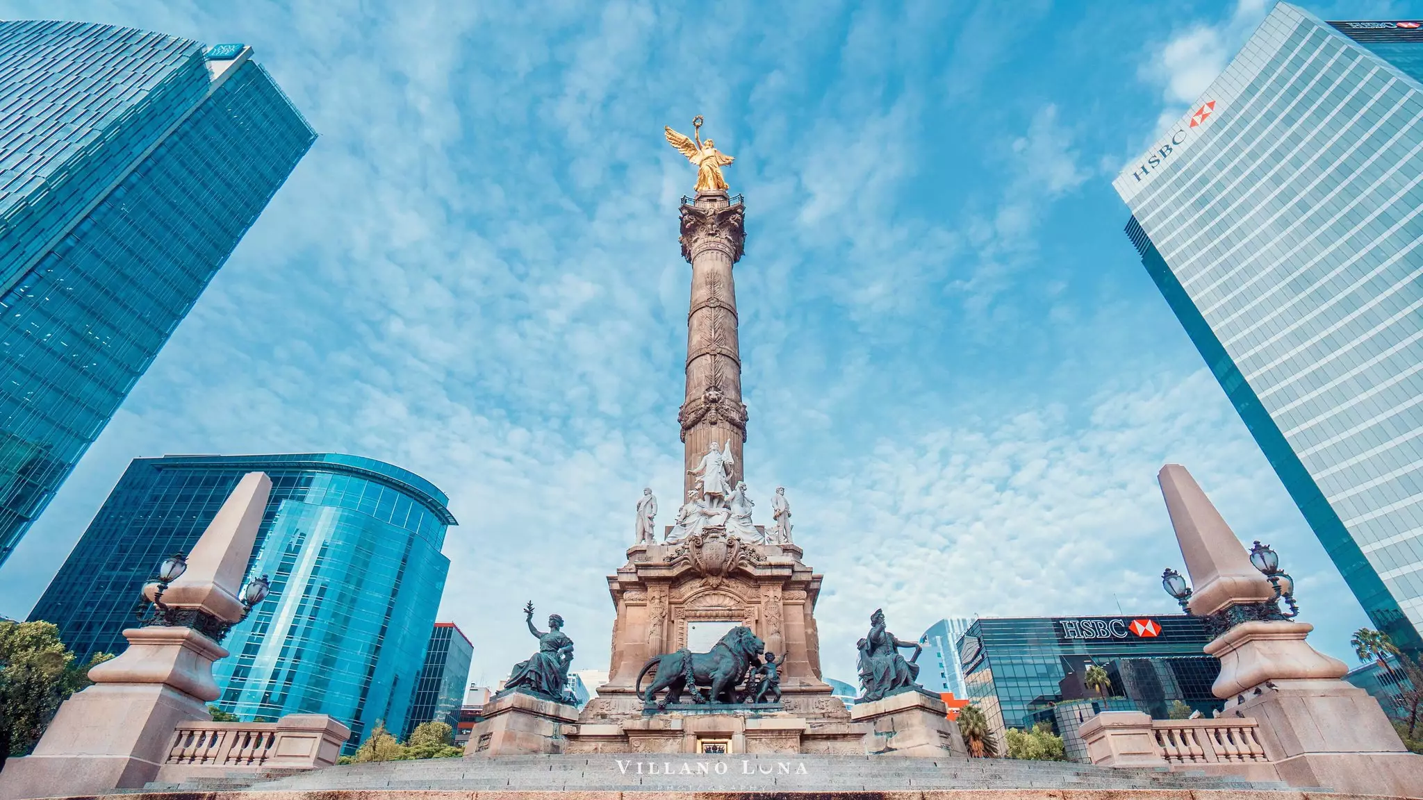 They finish the restoration of the Angel of Independence, it already looks without metal fences