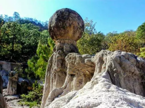 Mirindaj sferoj de Piedras Bola monteto en Jalisco 41534_2