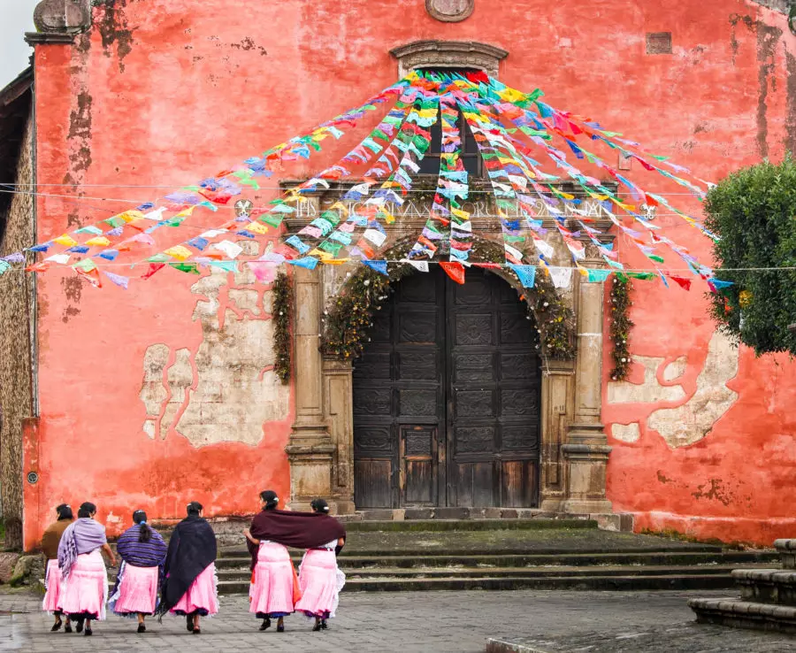 (VÍDEO) A histórica igreja de Santiago Apóstol em Nurio, Michoacán é incendiada; Foi um dos mais bonitos do México