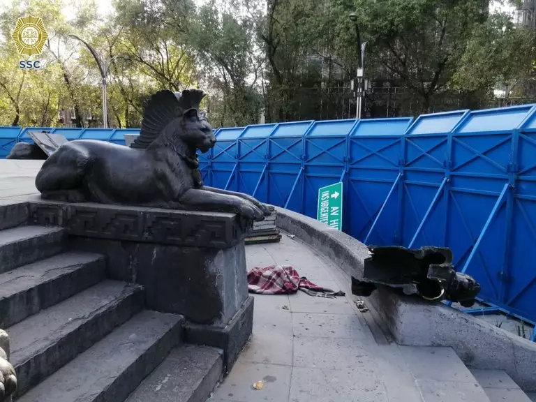 वे Paseo de la Reforma . में Cuauhtémoc के स्मारक के कुछ हिस्सों को विकृत और चोरी करते हैं 41786_3