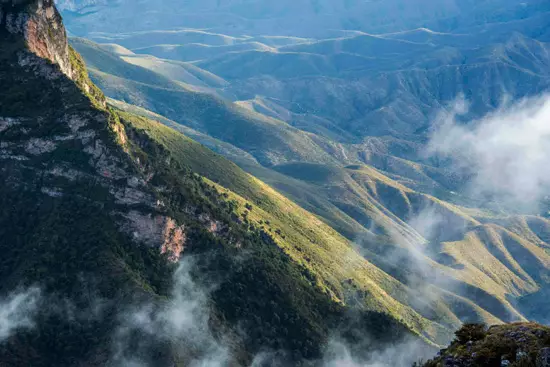 Roberto Pedraza / Kā logs no Cuatro Palos skatu punkta, Media Luna kalns piedāvā skatu uz rietumiem no vairāk nekā 50 miljonus gadu vecā Queretaro pustuksneša.