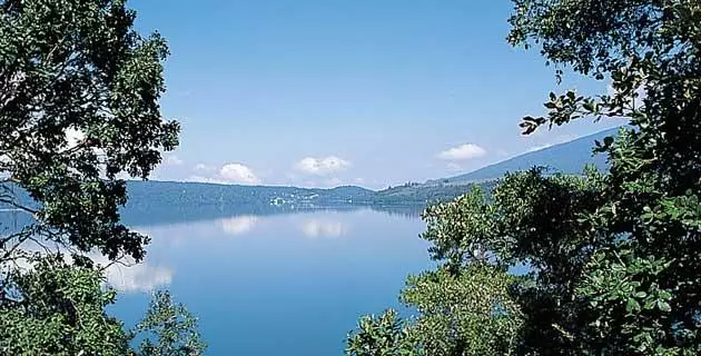 Zirahuén Lago: spegulo de la dioj (Michoacán)