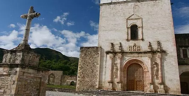 Tempel ja endine Pühade Kuningate klooster (Hidalgo) fifu