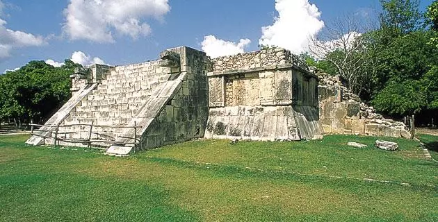 Na pilasters ilchrome de Chichen-Itza (Yucatan) fifu