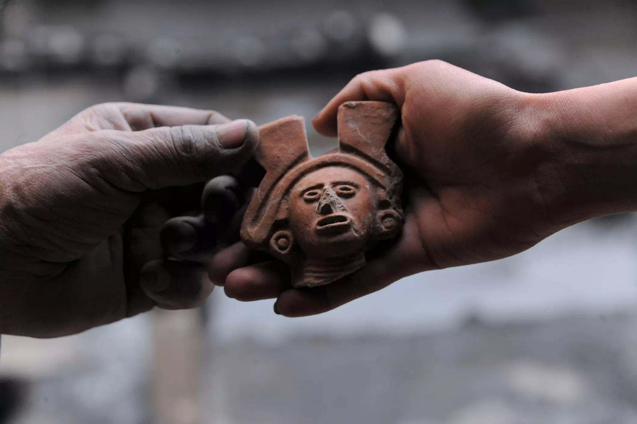 Hlava figurky. Znázornění bohyně Cihuacóatl. Fotografie Mauricio Marat. INAH. (dva)