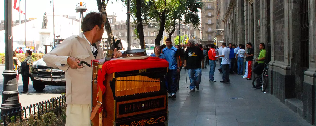 Txoj kev, squares thiab ib cheeb tsam ntawm Mexico City suab zoo li cas? fifu ua