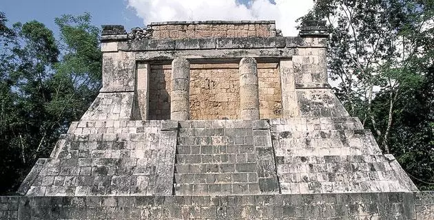 uomo_barbuto_tempio_chichen_itza