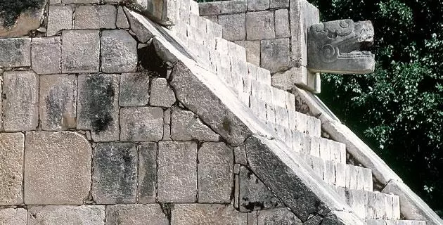 platform_jaguars_chichen_itza