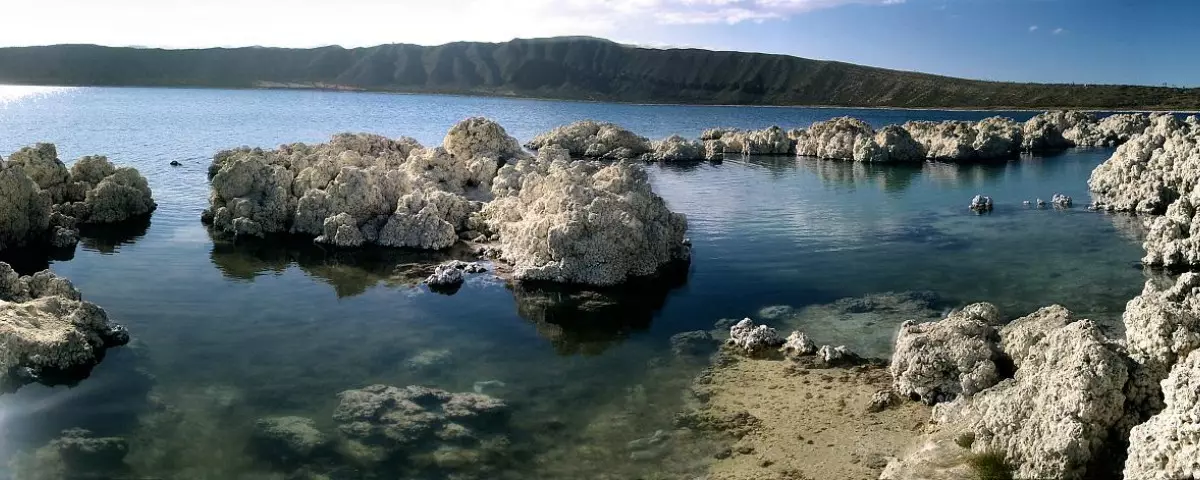 Alchichica Lagoon: blue waters in fifu volcanic craters