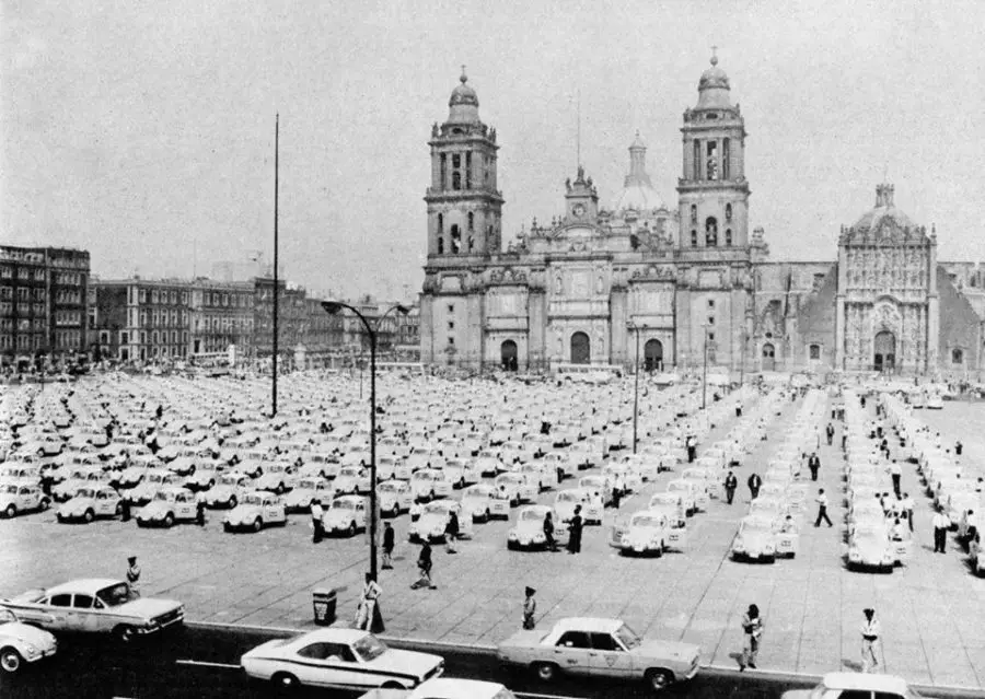 Zócalo eða Plaza de la Constitución: saga og staðsetning 7008_9