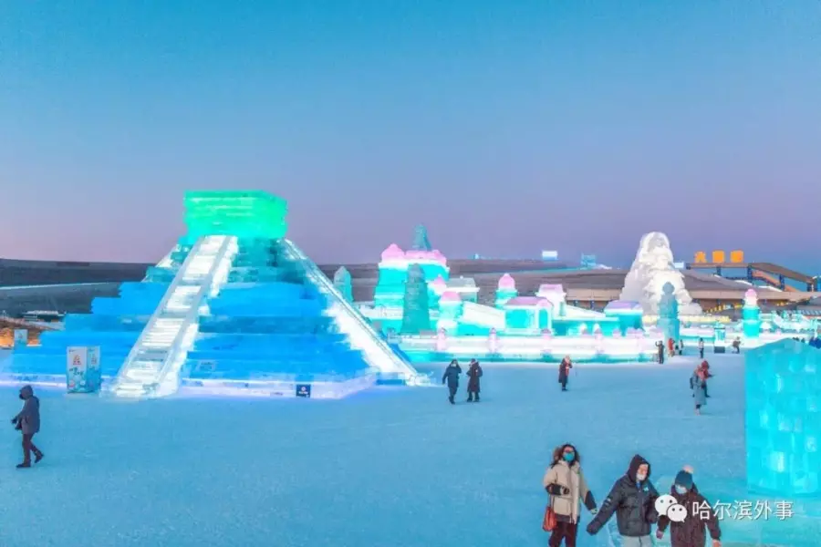 Ledena replika piramide Kukulcan na ogled na Kitajskem 7921_2