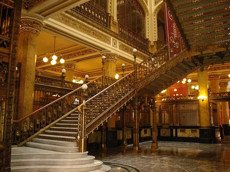 800 px-STAIRS_OF_THE_POSTAL_PALACE