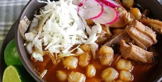 Zengin bir fifu pozole hazırlamak için reçete