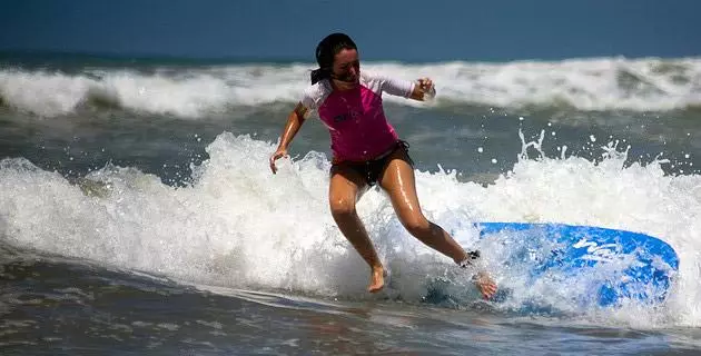 Surfado en la Meksika Pacifiko