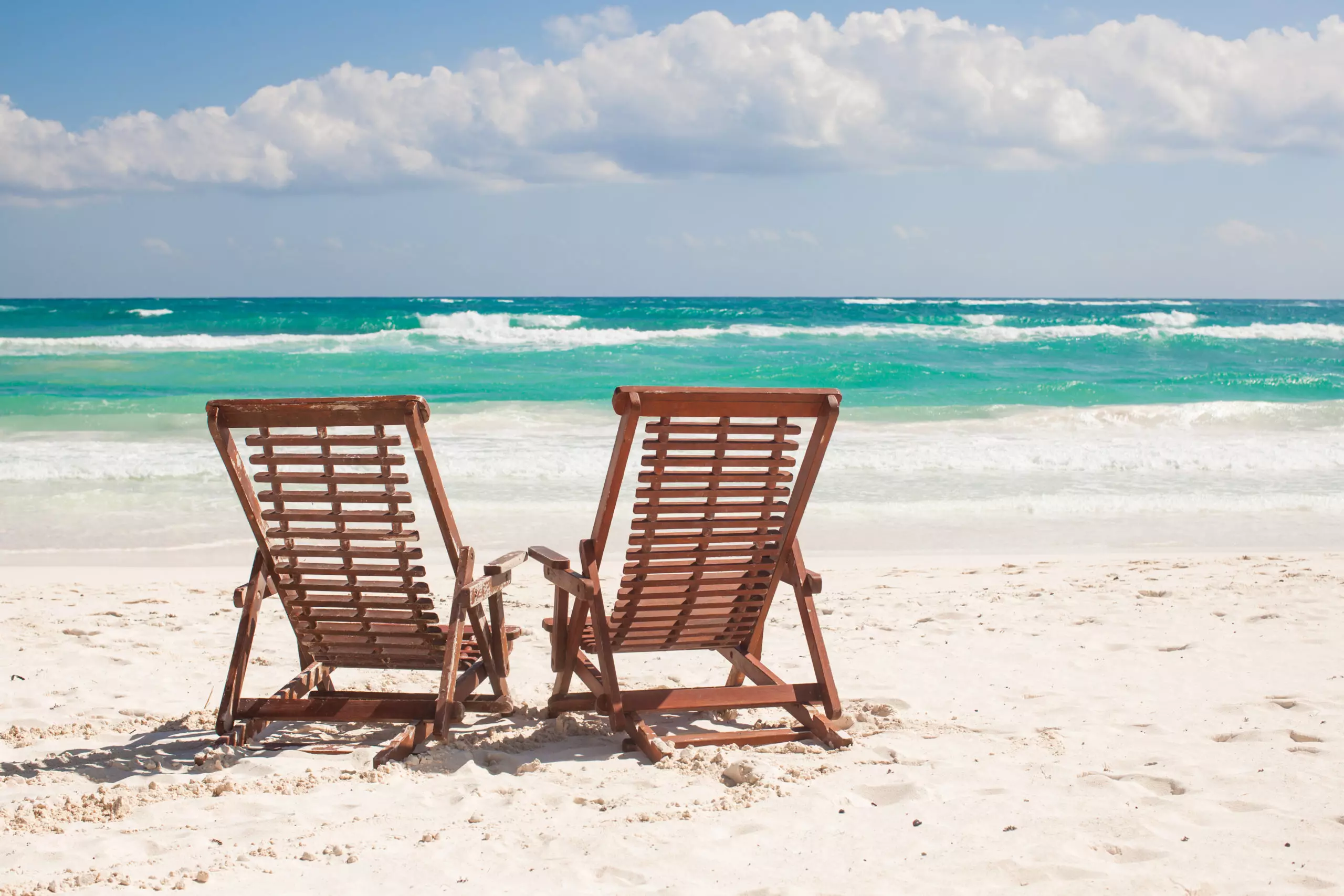 Chaises de plage en bois pour des vacances et se détendre sur une plage tropicale à Tulum, Mexique