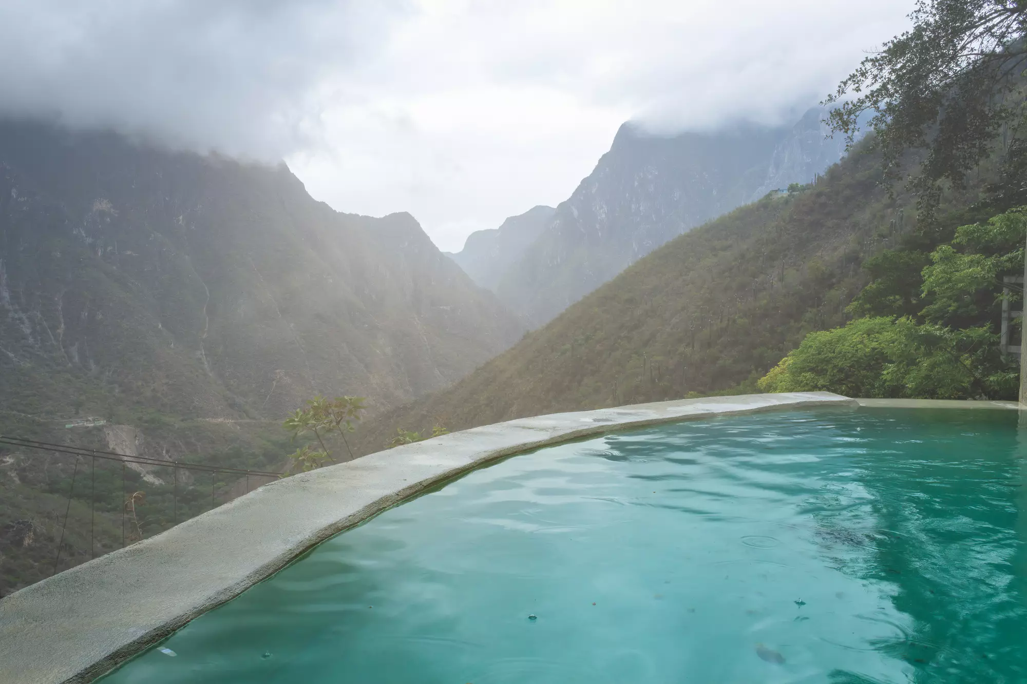 Mtazamo wa ajabu wa mapango na mandhari kutoka mto Tolantongo, Hidalgo, Mexico