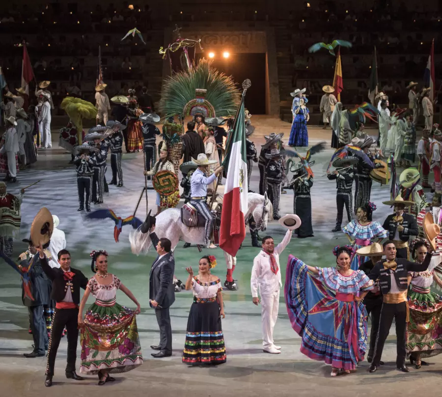 Kunstnere på scenen ved Xcaret México Espectacular show